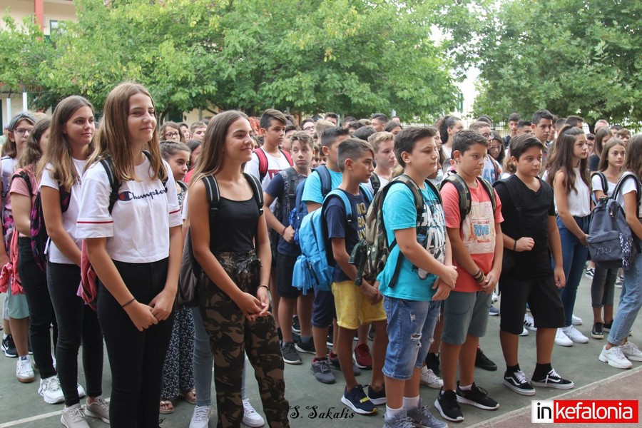 Πρώτο κουδούνι στο Κοργιαλένειο Γυμνάσιο Αργοστολίου (εικόνες ...