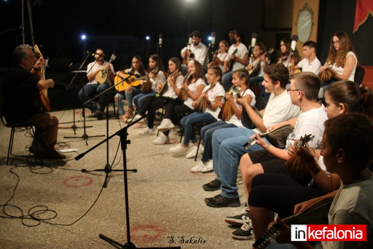 Υπέροχη επετειακή Συναυλία της Χορωδίας και Μαντολινάτας Αργοστολίου ...