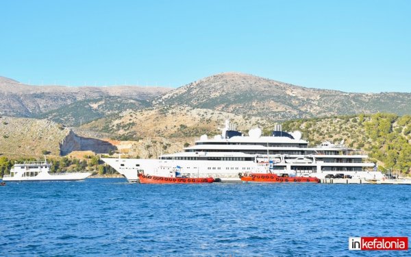 Στο λιμάνι του Αργοστολίου «έδεσε» η εντυπωσιακή θαλαμηγός «Katara» του πρώην Εμίρη του Κατάρ ...