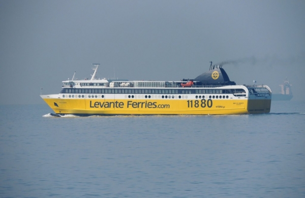 Επαφή του «Fior di Levante» με τον προβλήτα του λιμανιού της Ζακύνθου ...