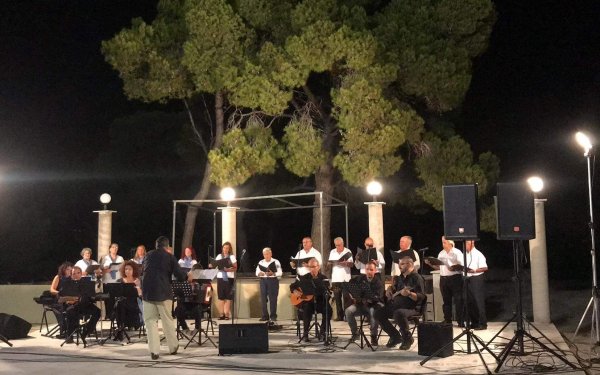 Μια μελωδική βραδιά στην Καλλιθέα Λακηθρας, με τις χορωδίες του Δήμου ...