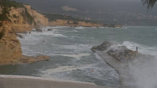 Φουρτούνιασε η θάλασσα – Εικόνες με… πολλά μποφόρ από την Πεσσάδα ...