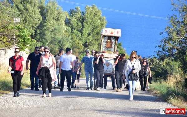 Έφτασε στα Βλαχάτα η ιερά εικόνα της Παναγίας των Σισσίων (video ...