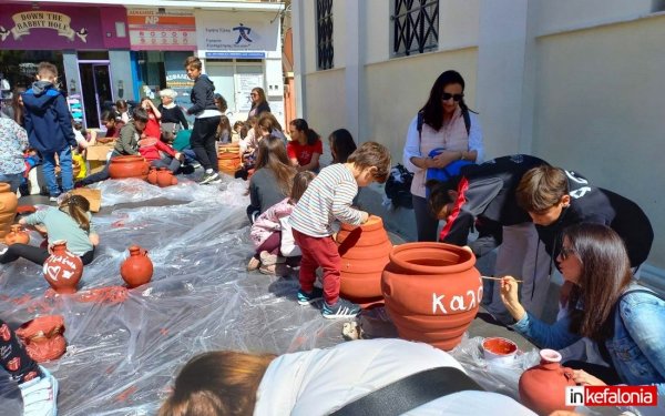Μικροί και μεγάλοι συμμετείχαν στο ''βάψιμο της στάμνας'' στην Πλατεία ...