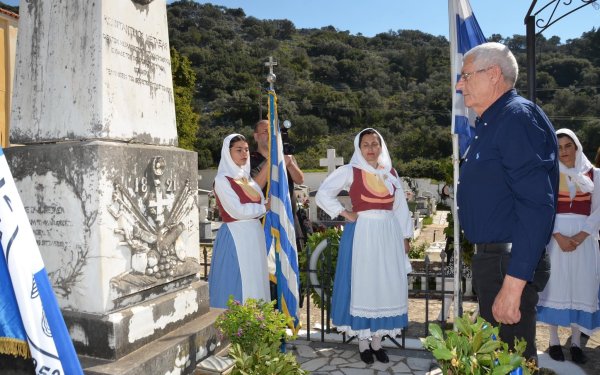 Αργοστόλι: Επιμνημόσυνη δέηση και καταθέσεις στεφάνων στο Μνημείο ...