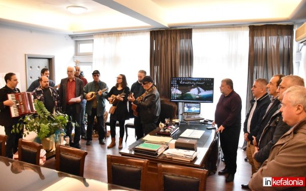 Η παρέα των Κανταδόρων της Κεφαλονιάς λέει τα κάλαντα της Πρωτοχρονιάς ...