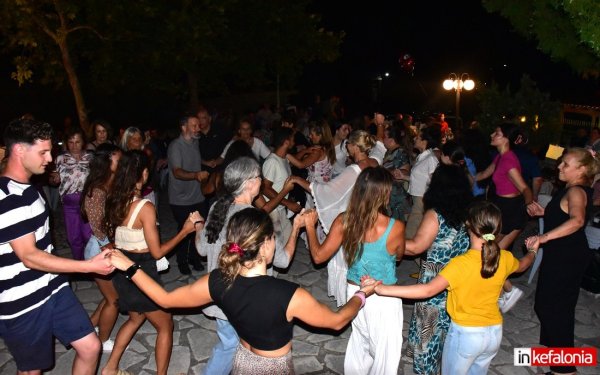 Κέφι και χορός στο πανηγύρι των Αγίων Αποστόλων στο Βαλεριάνο! (εικόνες ...