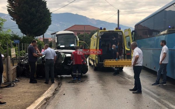 Τροχαίο στα Περατάτα – Σύγκρουση ΙΧ με τουριστικό λεωφορείο – Ένας ...